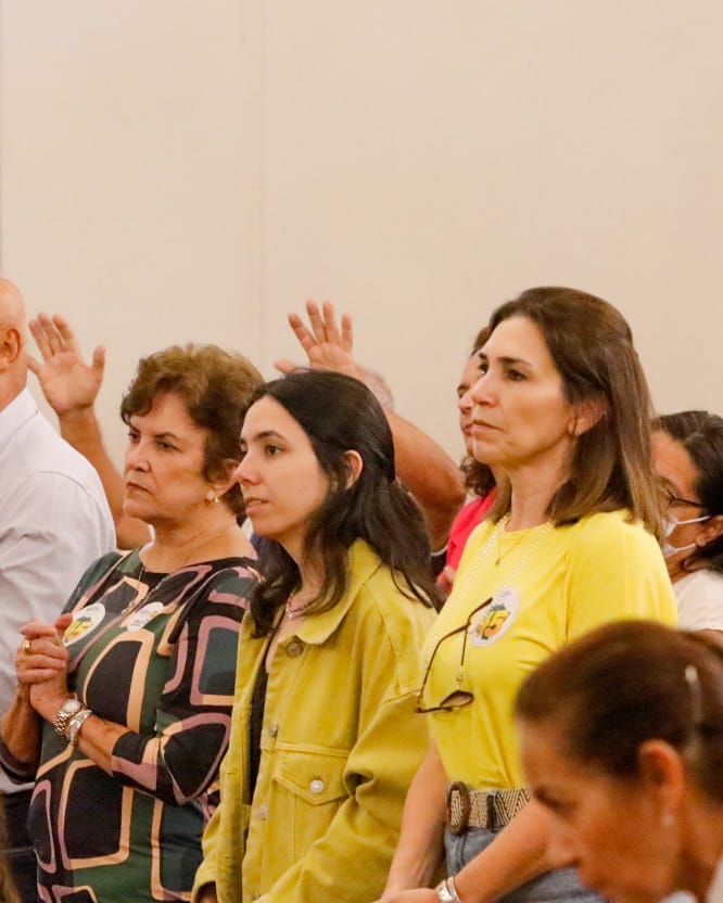 Mônica Riedel celebra 45 anos de MS com visita à paróquia de Perpétuo ...