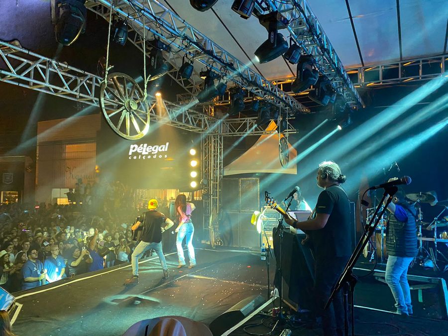 Mais de 10 mil pessoas vibraram e se emocionaram com o show de Ana ...