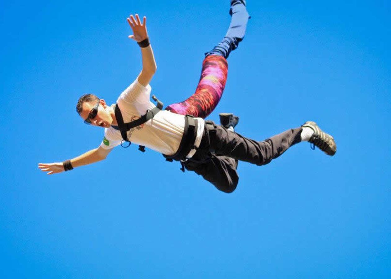 Saltos de Bungee Jumping são atração, em pró do Combate Contra as ...