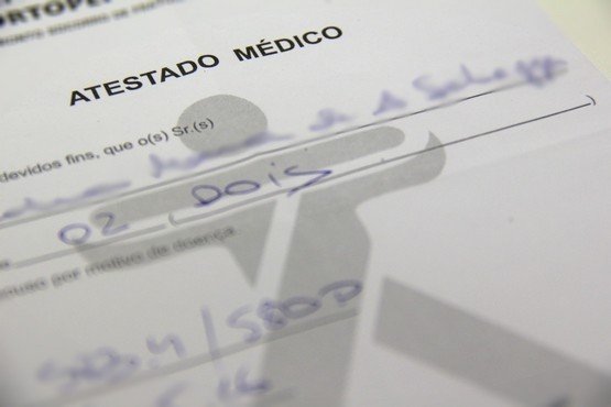 Médico registra BO por atestado falso que teria assinado - REDE JOTA FM